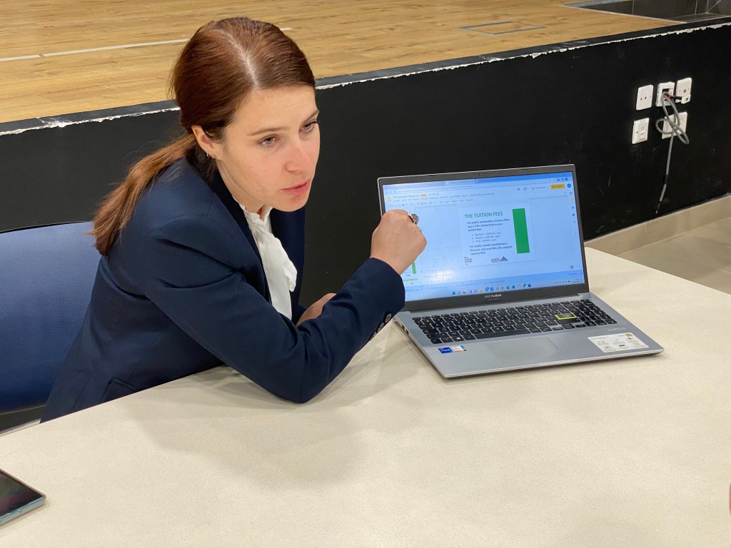 Round tables - French International School of Bahrain